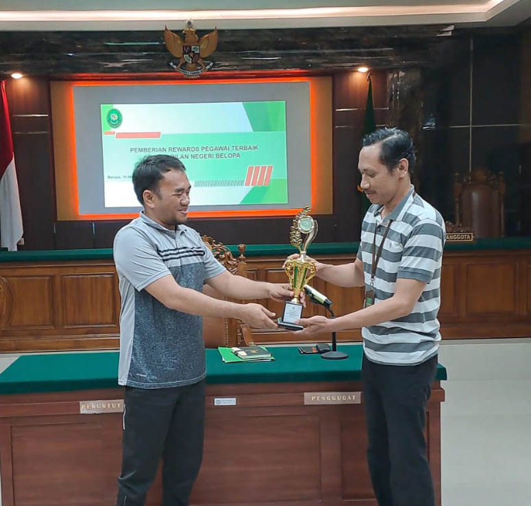 Pemberian Rewards Pegawai Terbaik Tahun 2022 Pengadilan Negeri Belopa